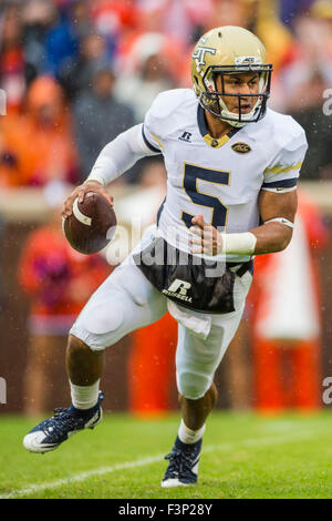 Georgia Tech quarterback Justin Thomas, right, runs the ball against ...