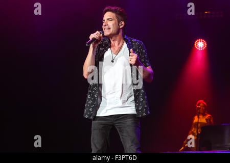 Train lead vocalist Pat Monahan performs with the band at the Xfinity ...