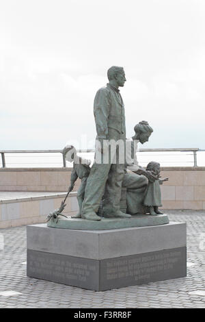 Hull Marina - Immigrants statue by Neil Hadlock Stock Photo - Alamy