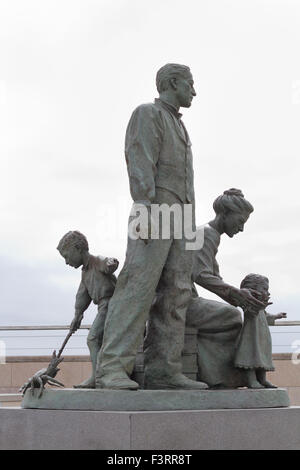 Hull Marina - Immigrants statue by Neil Hadlock Stock Photo - Alamy