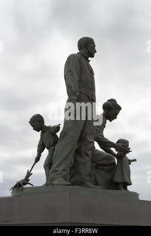 Hull Marina - Immigrants statue by Neil Hadlock Stock Photo - Alamy
