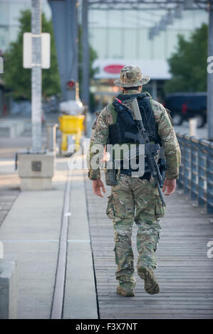 Canadian RCMP ERT member armed with automatic weapon strapped to his ...