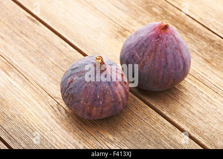 Fresh figs on wooden table Stock Photo - Alamy