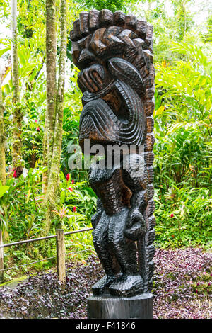 A carved tiki of Hawaiian god "KU" at Hawaii Tropical Botanical Garden ...