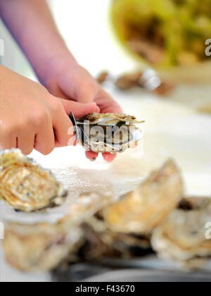 Woman eating mussels at the food market Stock Photo - Alamy