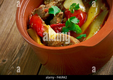 Kuzu guvec - Turkish dish of lamb with vegetables Stock Photo - Alamy
