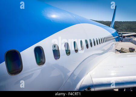 Boeing 787 Dreamliner fuselage, wing and landing gear Stock Photo - Alamy