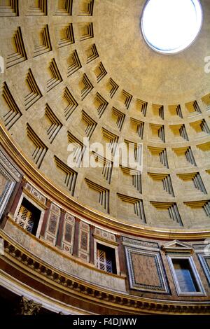 Sunlight beams in the Pantheon Stock Photo - Alamy