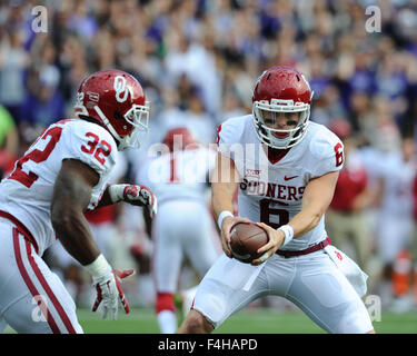 Oklahoma quarterback Baker Mayfield (6) hands off to Oklahoma running back Samaje Perine (32 ...