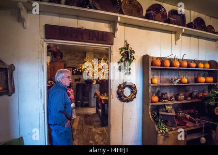Reinhold, USA. 17th Oct, 2015. Shop and workspace of Ned & Gwen Folz ...