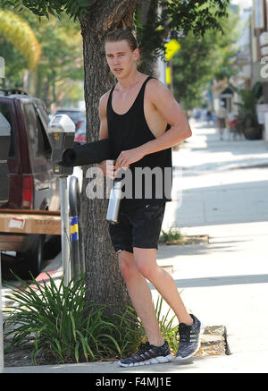 Austin Butler finishes a yoga class at his girlfriends, Vanessa Hudgens ...