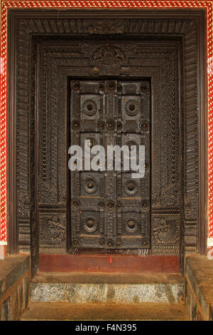 Indian inscriptions carved into a temple wall, Brihadeeswarar Temple ...