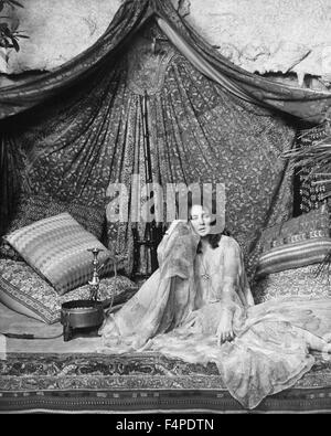 Elizabeth Taylor / Zee and Co 1972 directed by Brian G. Hutton Stock ...