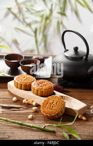 Moon cake tea Stock Photo - Alamy