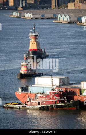 A Dean Reinauer tugboat sailing in the East River in New York City, USA ...