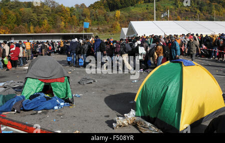 Spielfeld, Austria. 25th Oct, 2015. Austrian soldiers at the Spielfeld ...