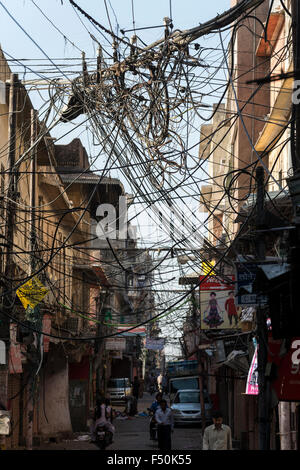 City cable chaos in Asia - tangled mess of cables in Manila ...