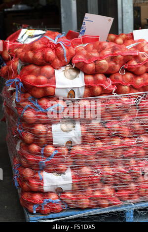 Fresh Onions on a wooden pallet for sale at the market Stock Photo - Alamy