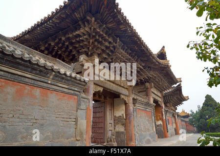 Traditional Dougong. Mount Hua Temple Stock Photo - Alamy