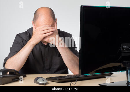 Office worker dead at his desk Stock Photo - Alamy