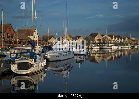 Yachts and luxury homes at Port Solent marina Stock Photo - Alamy