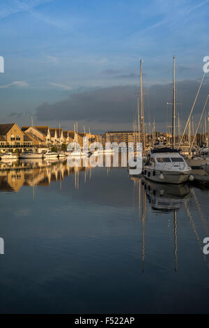 Yachts and luxury homes at Port Solent marina Stock Photo - Alamy
