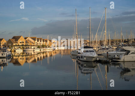 Yachts and luxury homes at Port Solent marina Stock Photo - Alamy