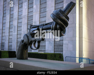 Knotted Gun sculpture in front of the United Nations Building, New York ...