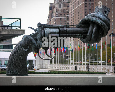 Knotted Gun Sculpture UN Building New york Stock Photo - Alamy