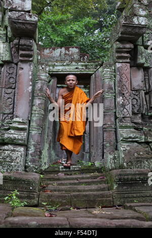 Young Buddhist monk visiting a Temple in Bodhgaya, Bihar, India Stock ...