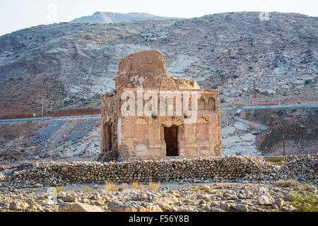 Bibi Maryam Mausoleum, Ancient City of Qalhat, Oman Stock Photo - Alamy