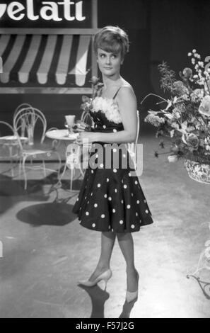 Deutsche Schlagersängerin Inge Brück, Deutschland 1960er Jahre. The ...