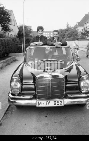 Fahrer Otto Maurer und Deutsche Schlagersängerin Renee Franke ...