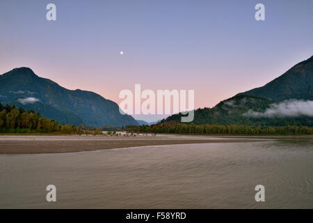 Fraser River Tranquil Dawn. Quiet early morning sunrise on the Fraser ...