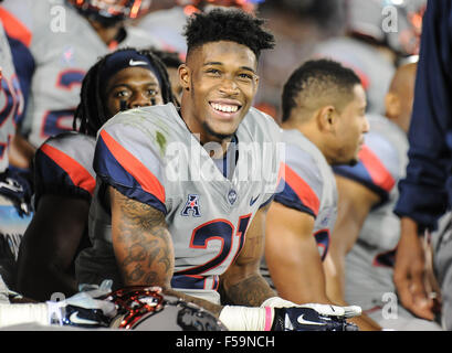 Jamar Summers (21) of the Connecticut Huskies tackles Keiwone Malone (7 ...