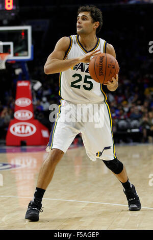 Utah Jazz guard Raul Neto goes to the hoop in front of Los Angeles ...