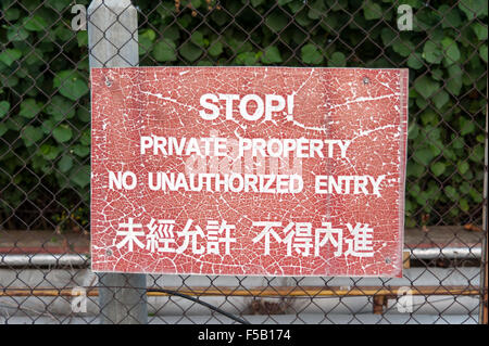 A "No entry sign" into English and Chinese at the entrance to an Oxford ...
