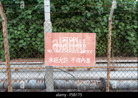 A "No entry sign" into English and Chinese at the entrance to an Oxford ...