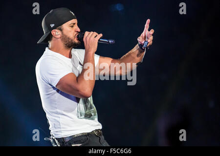 Detroit, Michigan, USA. 30th Oct, 2015. DIERKS BENTLEY performing on ...