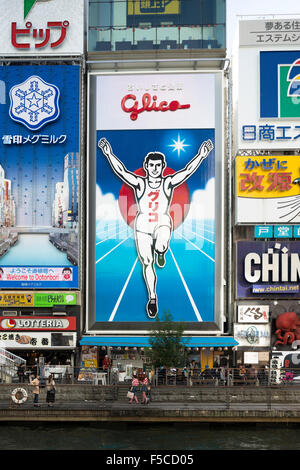 Gilco running man billboard, Dōtonbori, Osaka, Japan Stock Photo - Alamy