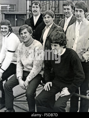 THE ALAN PRICE SET UK rock group about 1966 with Price in check jacket ...