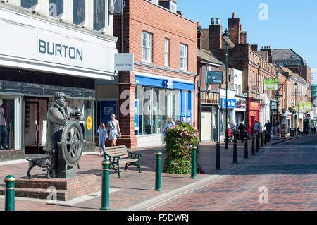 The Bargeman statue, Sittingbourne High Street, Sittingbourne, Kent ...