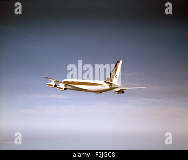 Convair 880 in flight Stock Photo - Alamy