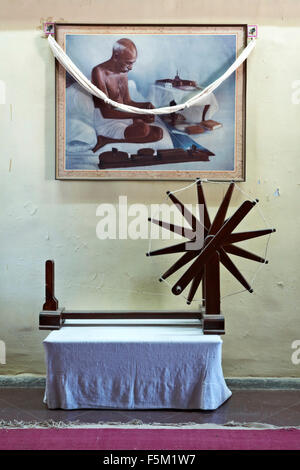 Mahatma Gandhi charkha spinning wheel India Stock Photo - Alamy