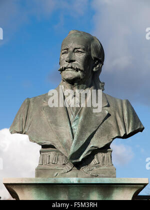 Statue of Jesse Boot at the entrance to Highfields University Park in ...