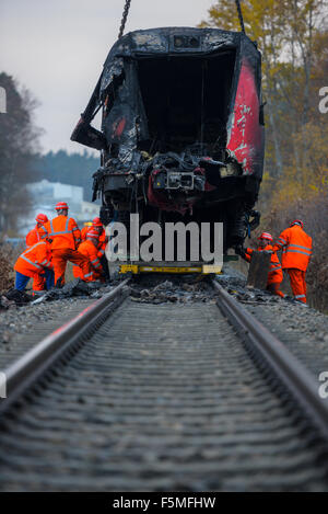 Freihung, Germany. 6th Nov, 2015. The axle of a wrecked heavy truck is ...
