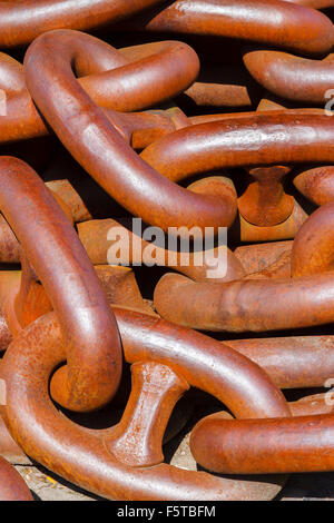 Huge ship chain Stock Photo - Alamy