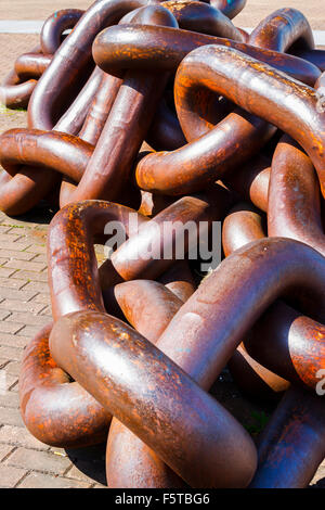 Huge ship chain Stock Photo - Alamy
