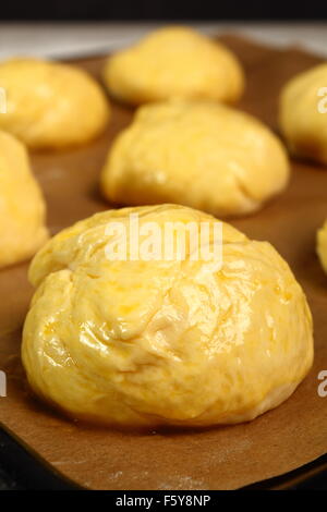 Buns ready to baking. Making Yeast Sweet Roll Bun Stock Photo - Alamy