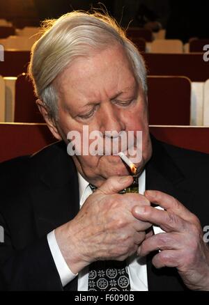 Chancellor Helmut Schmidt lighting a cigarette Stock Photo - Alamy